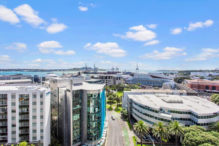 Urban Horizon With Sea Views And Pool - Auckland