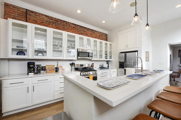 Central Quiet Stay, Premium Parking & Dreamy Bath - Pittsburgh, PA