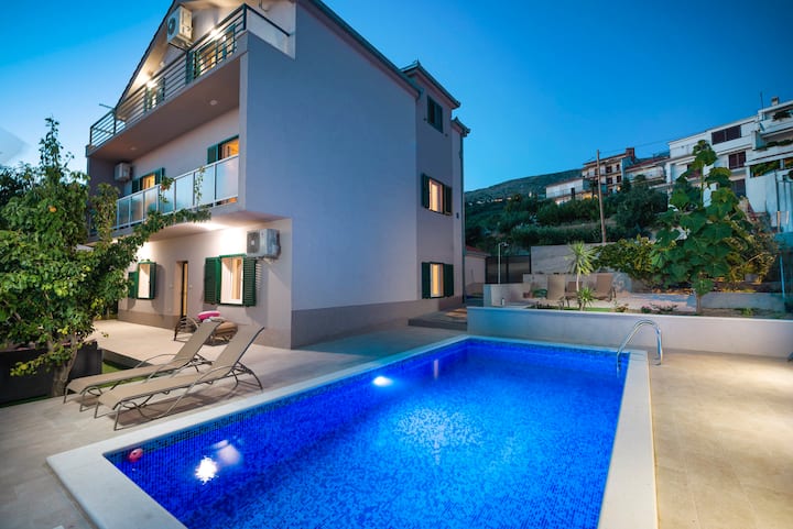 4 Osobe / Apartman S Bazenom Cvita - Podstrana