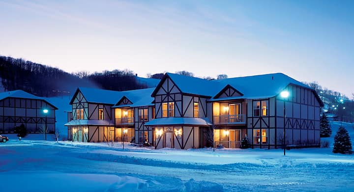 Slope-side Boyne Mountain Suite - Boyne Falls