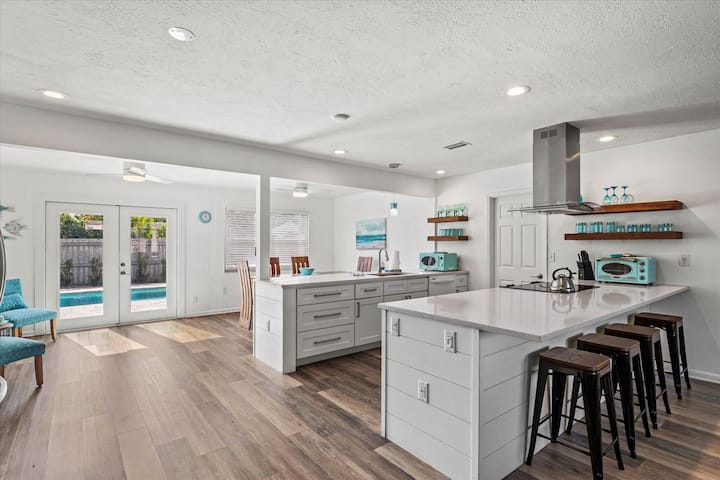 Sunny Beach House W/ Heated Pool - Sarasota, FL
