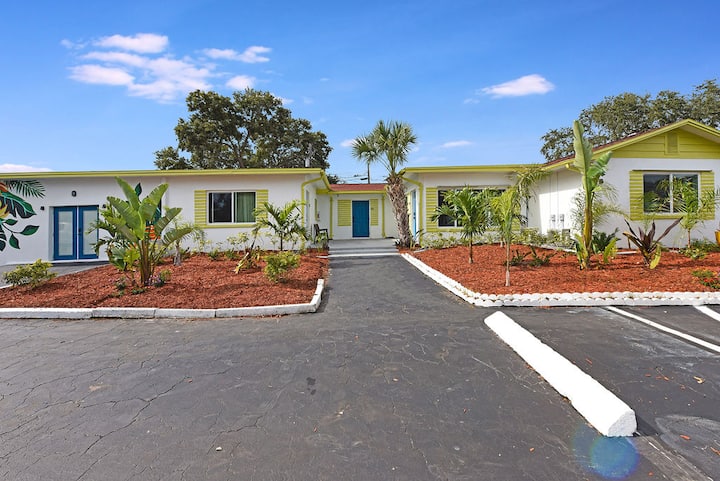 Superior Queen Studio | Wifi | Game Room | Parking - Clearwater, FL