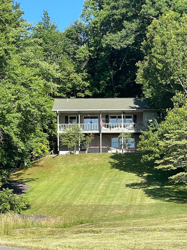 Chasin' Sunshine Lake Retreat - Hiawassee, GA