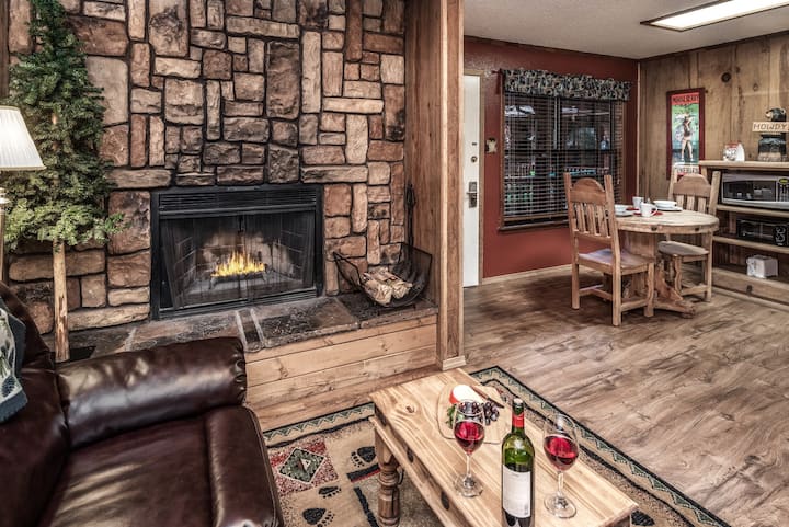 Shadow Mtn Lodge - 107 - Fireplace - Kitchenette - Ruidoso, NM