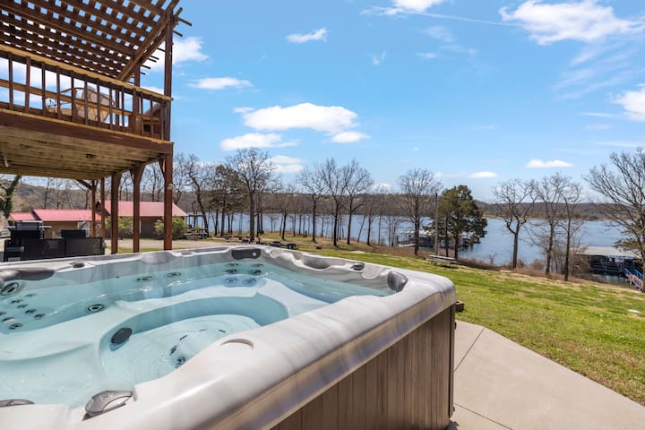 Lakeside Stylish Retreat: Walk To Lake/hot Tub/bbq - Kimberling City, MO