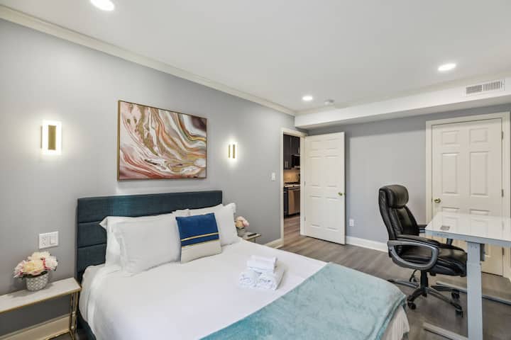 @Center City 1-br Apt With Balcony - Philadelphia, PA