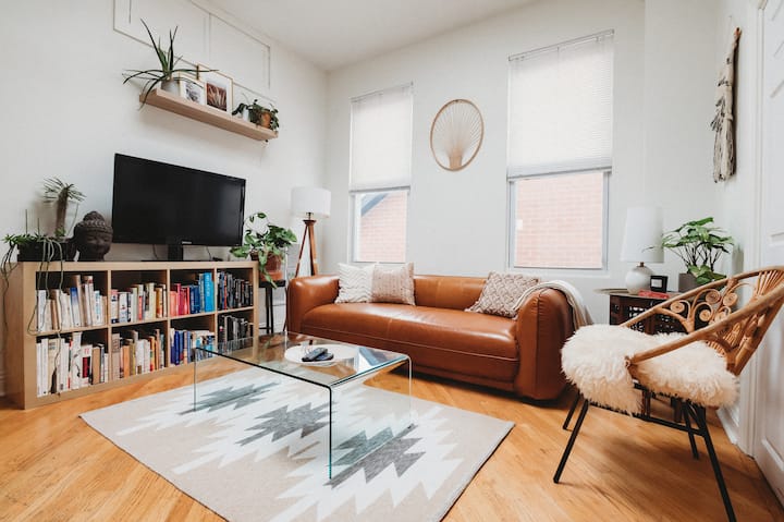 Humboldt Park Retreat: Skylights & Queen Beds - Chicago