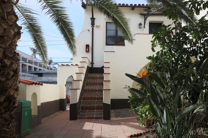 Downtown Cozy Home 10. Mins Drive To Disneyland - Santa Ana, CA