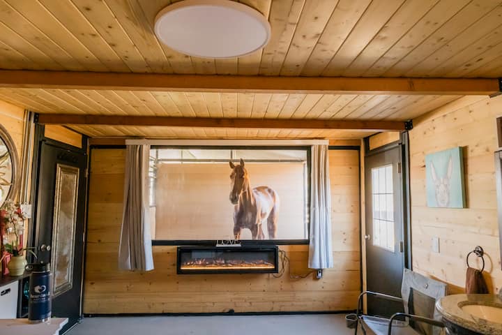 Unique Room With Window Into Horse Stall - Californie