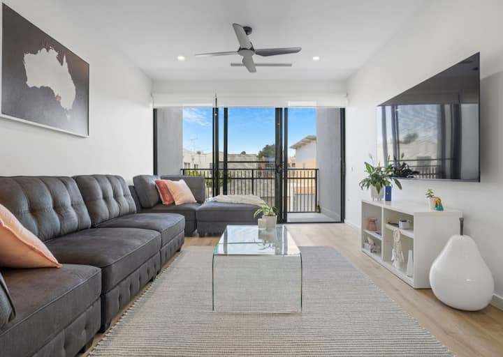 Huge Luxury 3 Bed 3 Bath-free Garage Parking! - Walkerville