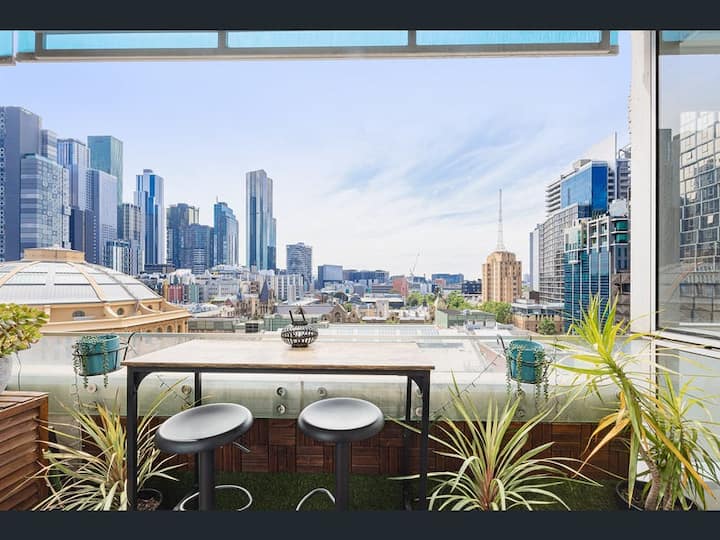 Chic City Pad | Balcony, Pool, Gym, Parking - Australia