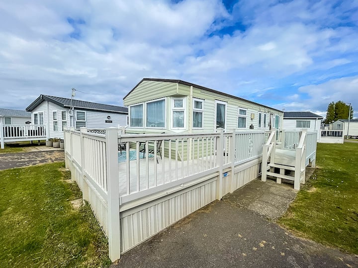 Caravan With Large Decking Area Ref 23218k - Hunstanton