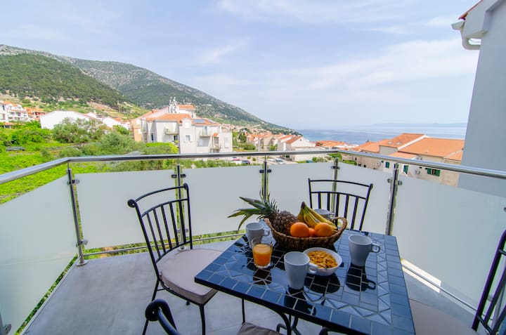 S5-2br Apartment With Sea View - Bol
