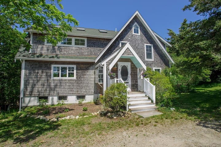 Walk To Town, Ferry, Beach!
6 Bed, 3 Bdrm, 2 Bath - Edgartown, MA