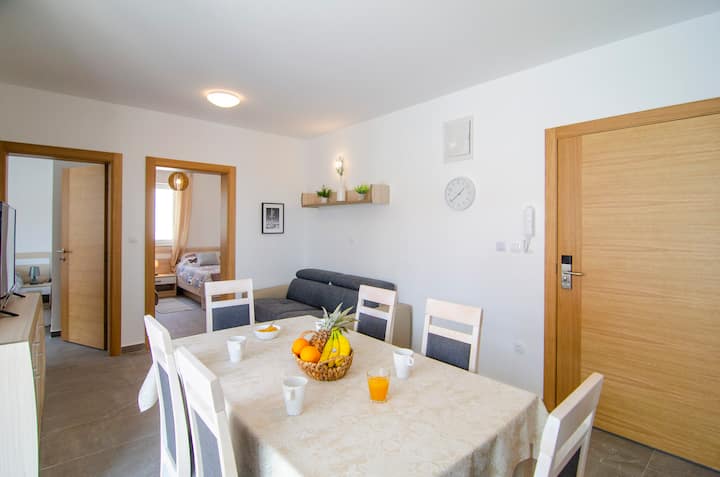 S9-2br Apartment With Pool View - Bol