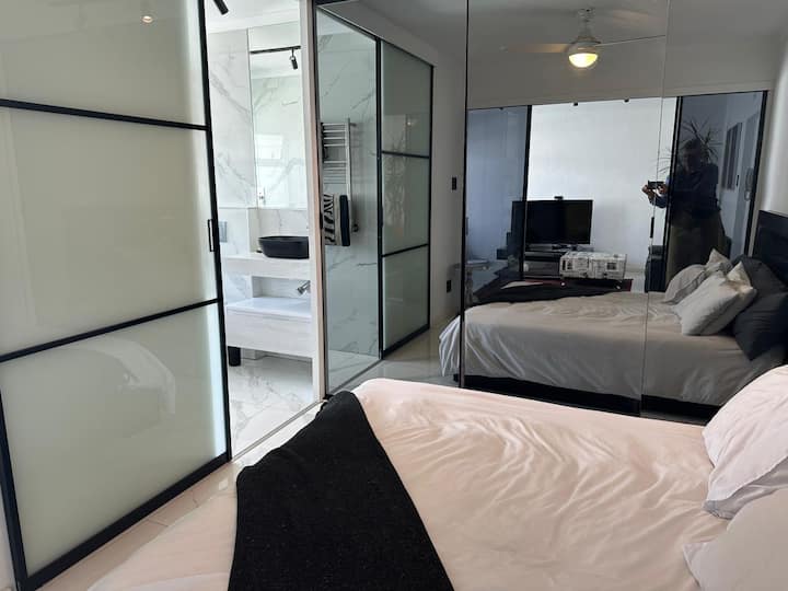 Charm From A Modern Apartment - Cape Town