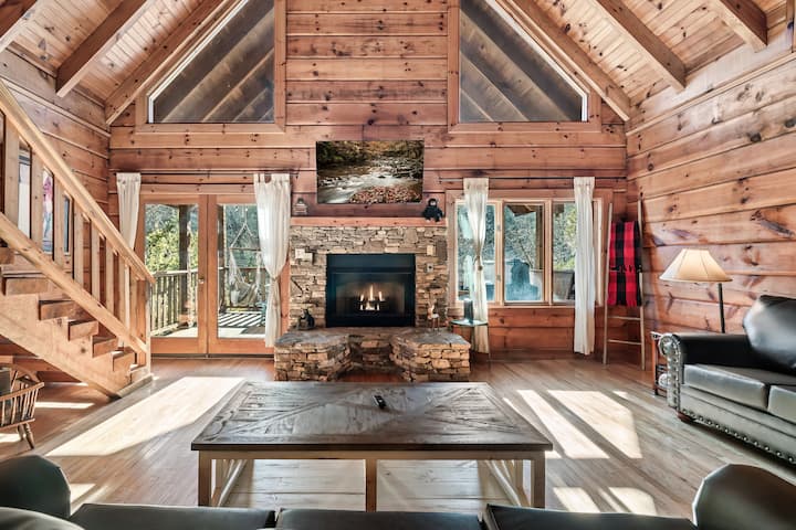 4 King Suite Cabin | Private Baths + Hot Tub - Sevierville, TN