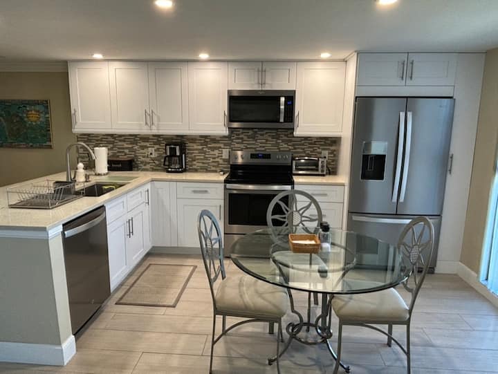 Luxury Riverside 1 Bedroom Marco Island Condo - Marco Island, FL