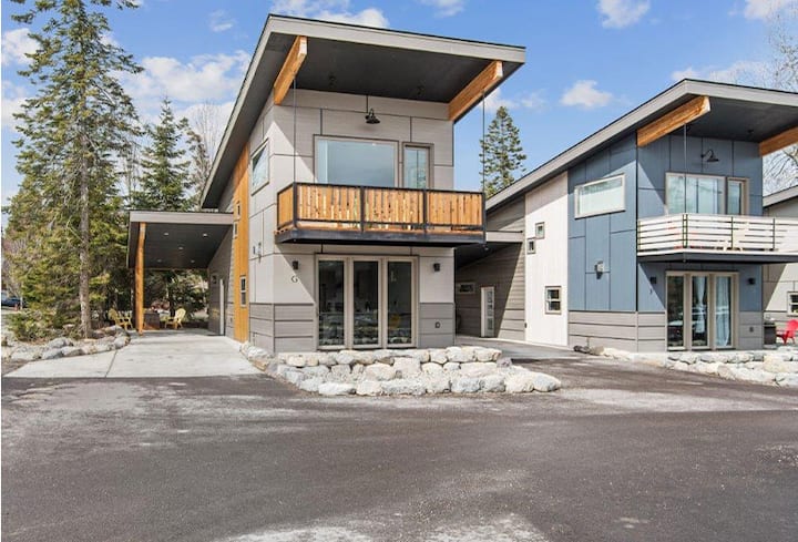 Luxury Cabins By Whitefish Golf Course (Sleeps 23) - Montana