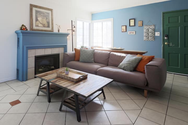 Splendorous Style 2b1b Home Near Disneyland - Tustin, CA