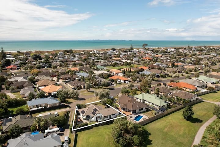 Spacious Beach Get Away - Papamoa