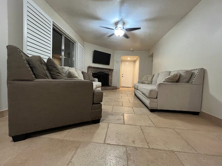 Spacious, Airy Room-great Hood! - Bakersfield, CA