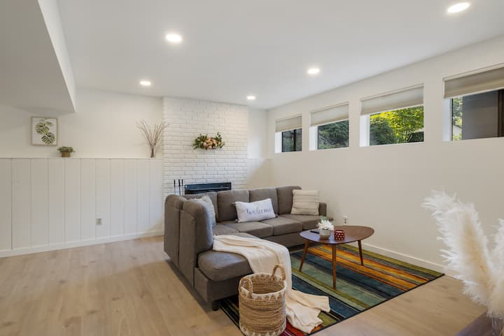 Newly Remodeled Bellevue House - Bellevue