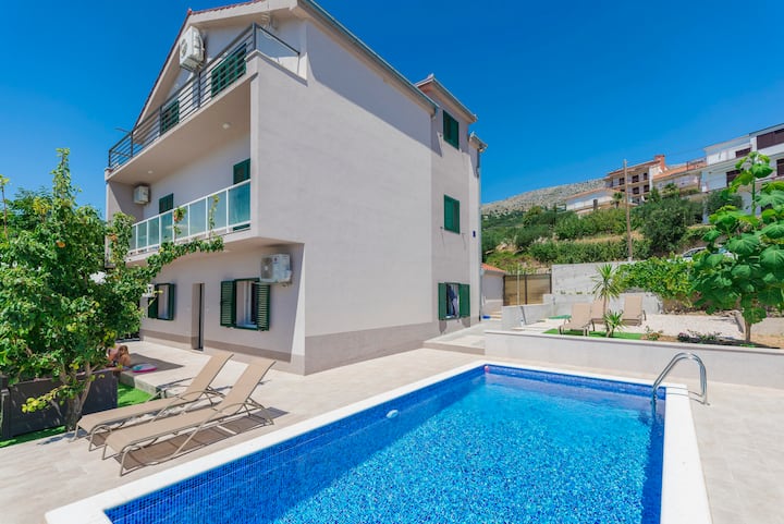 6 Osoba / Apartman S Bazenom Cvita - Podstrana