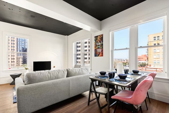 Romantic Riverwallk Retreat: River/city View/king - Tobin Hill - San Antonio