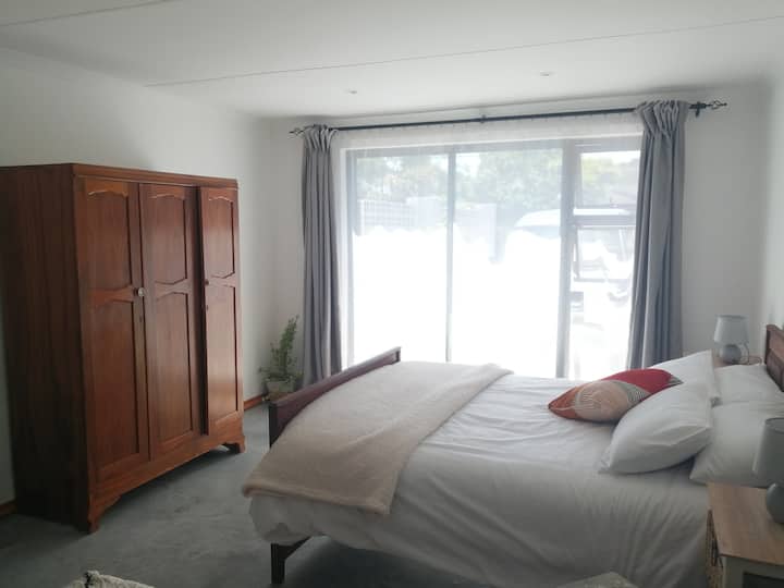 Cozy Flat For Work Or Play With Wi-fi And Parking - Montagu