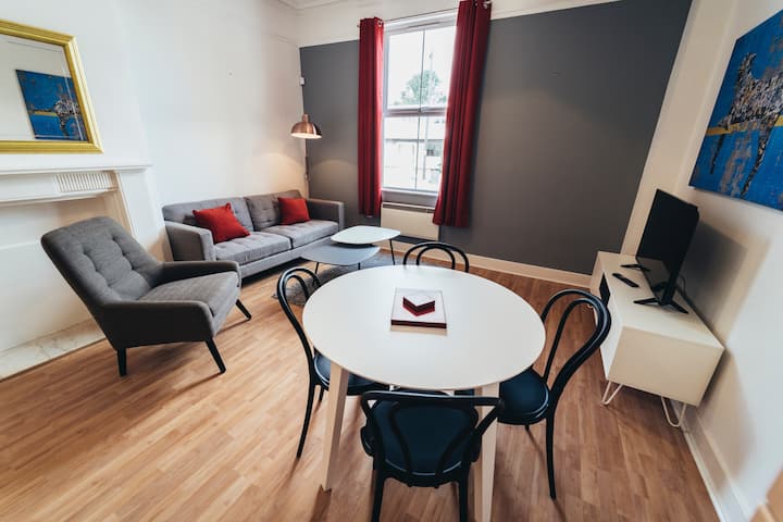 Two Bedroom Serviced Apartment With Parking. - Derby, UK