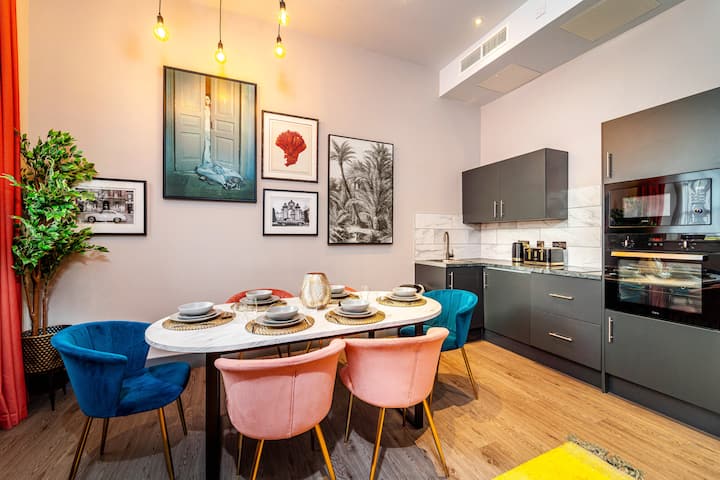 One-bedroom Split Level Apartment (Sleeps 6) - Liverpool