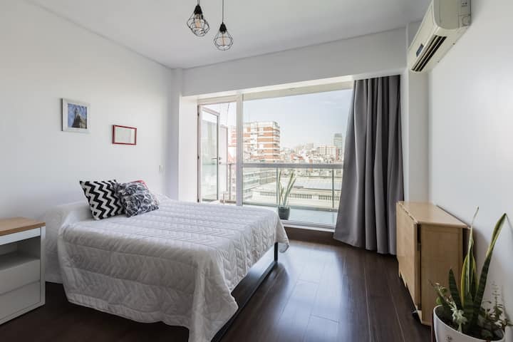 Luminoso Con Hermosas Vistas En Edificio Moderno - Buenos Aires