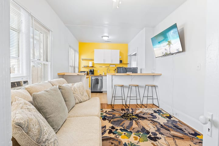 Round Lake Retreat (Pet-friendly) 2 Bedroom - St. Petersburg, FL