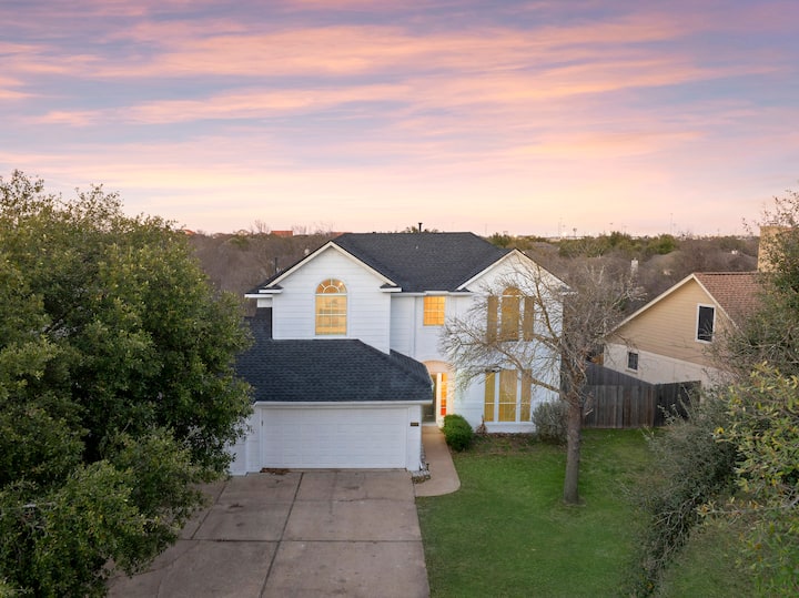 Luxury 5br, 3ba Austin Retreat ~ Pool~ Parking - Austin, TX
