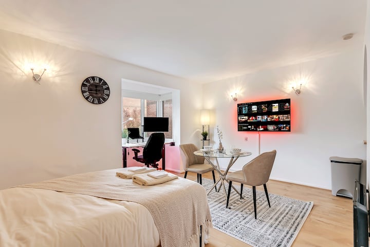 Chic Wfh Haven Edgware | Stylish Studio Retreat - Harrow