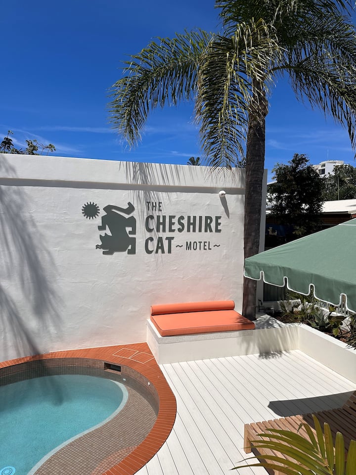 Cheshire Cat Motel (The Queen Kitty) - Coolangatta