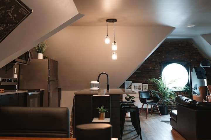 King Suite - Top Floor Penthouse. Newly Renovated - Hamtramck, MI