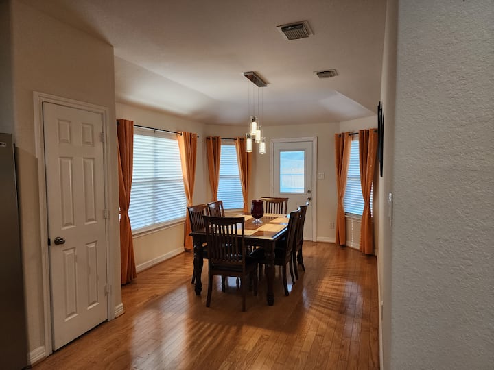 Cozy Glen Abbey Retreat-sleeps-6 - Houston, TX