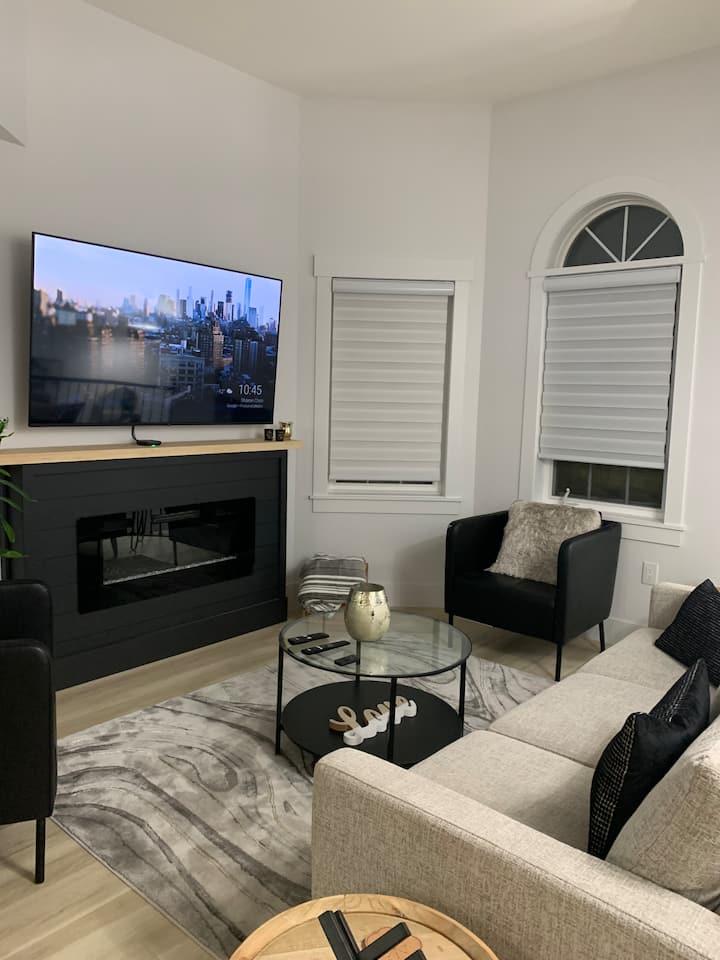 Top Location | Comfortable Executive Suite | - Barrie