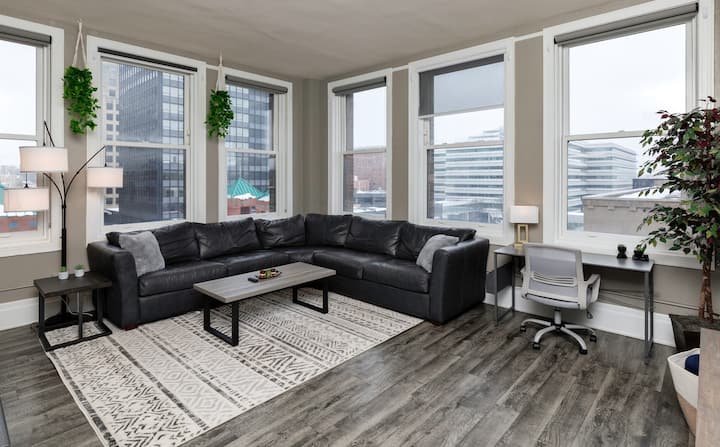 City Oasis 2br W/ Skyline Views - Des Moines