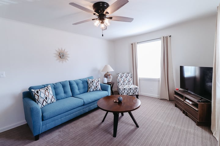 Quaint Cozy Omaha Cottage - Omaha, NE