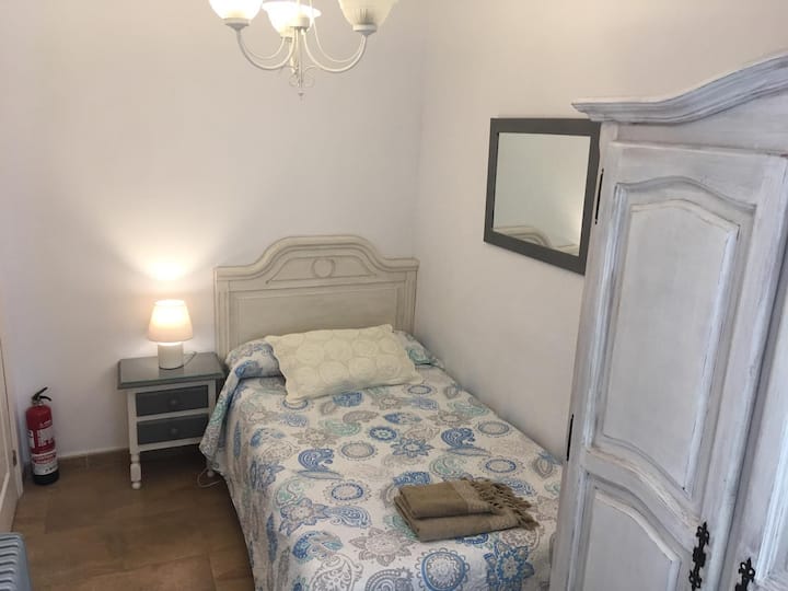 Habitación Individual Y Luminosa. - Spain