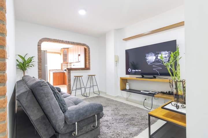 Tu Lugar En Laureles | Parking + Patio Y Confort - Medellín