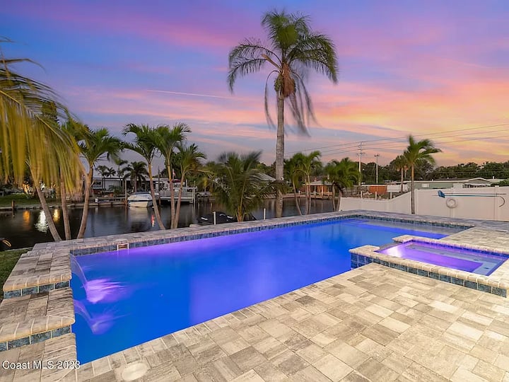 Relaxing Pool/jacuzzi, King Size Bed, On The River - Cocoa Beach, FL