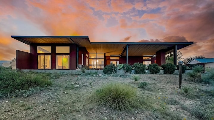 Villa Del Cielo: High End Mountain View Design - Marfa, TX