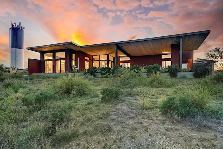 Villa Del Cielo: High End Mountain View Design - Marfa, TX
