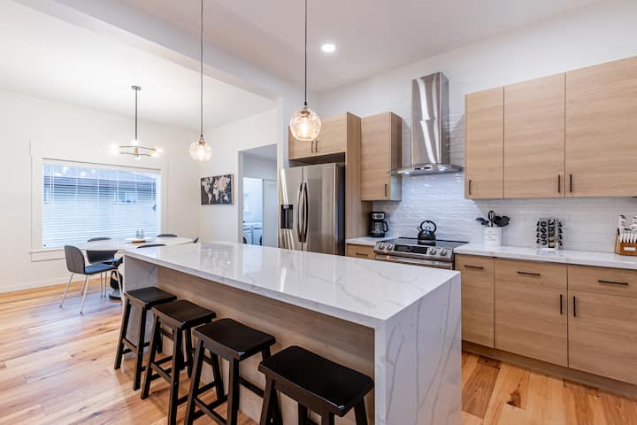 Stunningly Remodeled Home With A/c And Garage - Seattle, WA