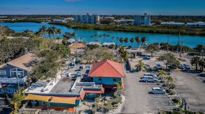 Aqua Beach Suite Steps From The Beach - Splash Harbour Water Park, Indian Rocks Beach