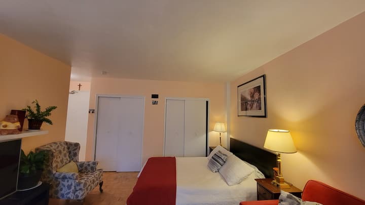 Miko's 
Cozy Apartment Downtown - Toronto